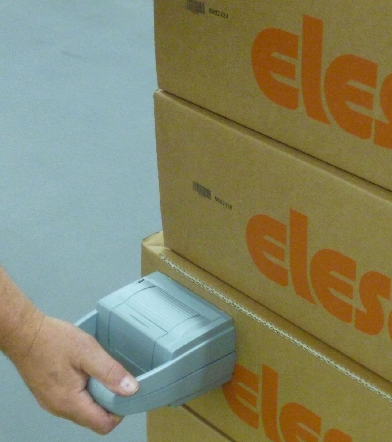 Karton bedrucken mit mobilem Kartondrucker REINER® Inkjet für Karton ...